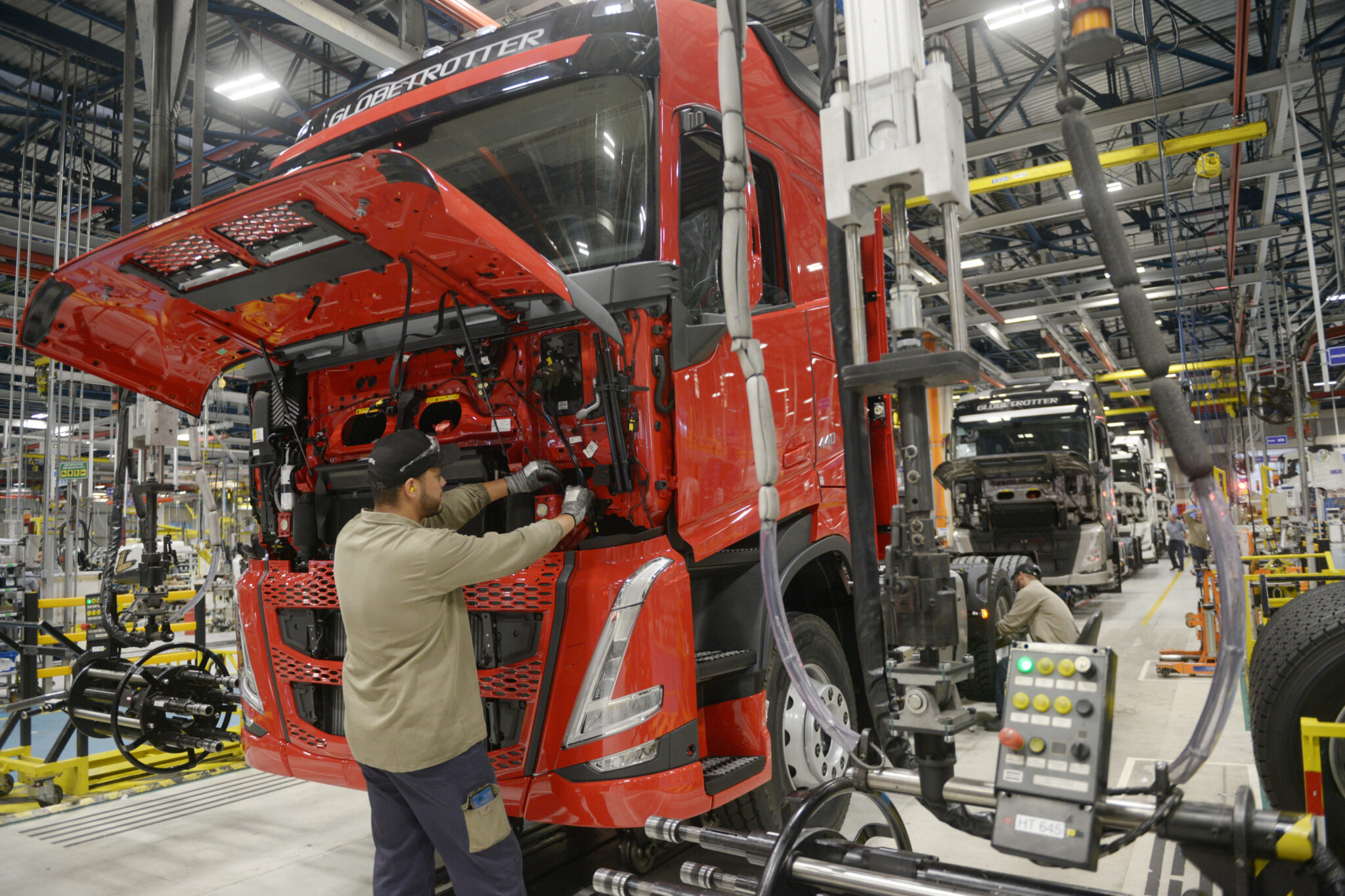 VOLVO-ALWAYS LEADING EDGE IN INNOVATION FOR COMMERCIAL VEHICLES ...